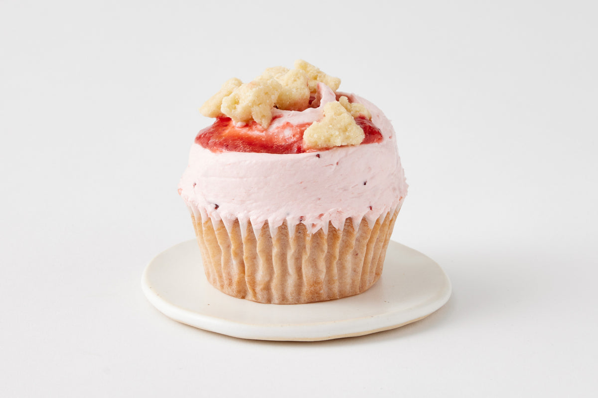 Strawberry Crumble Cupcakes – Magnolia Bakery